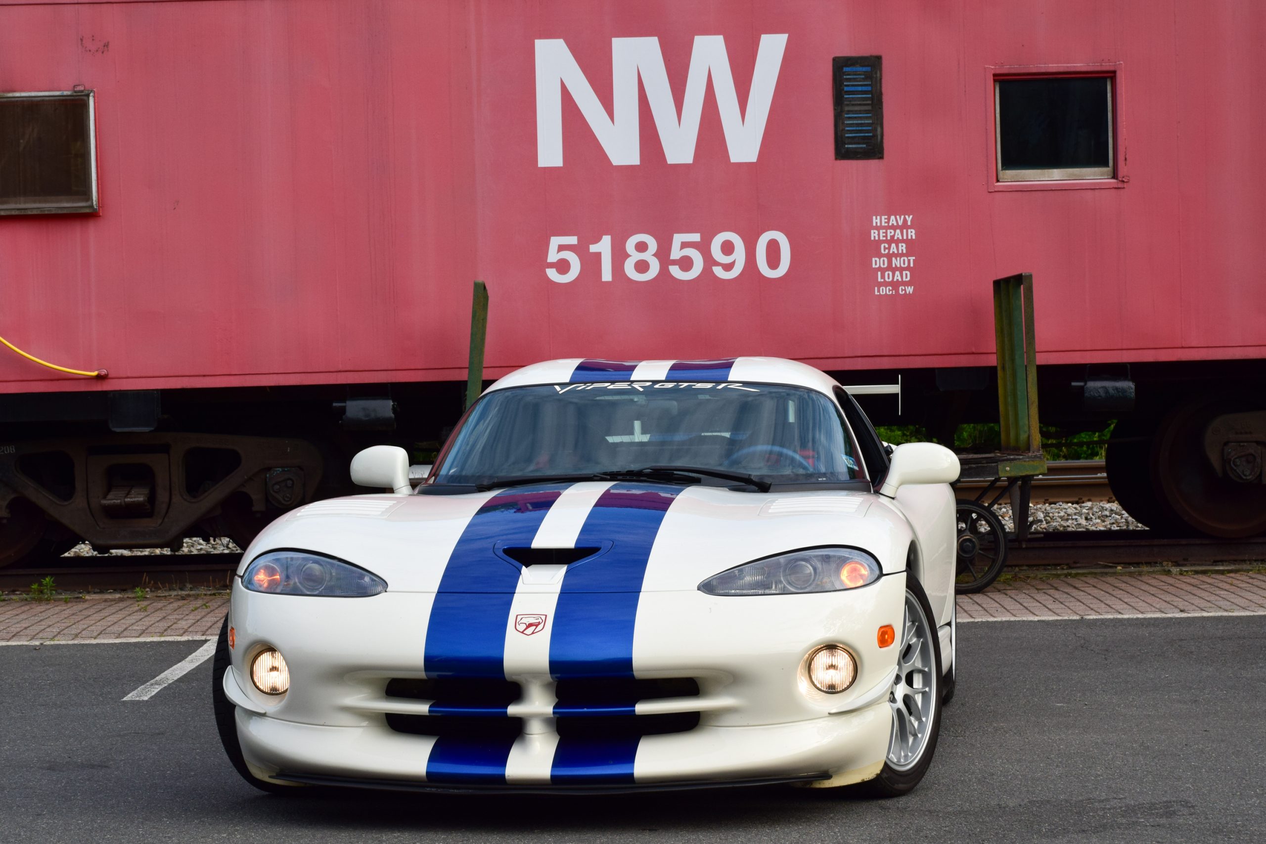 This Dodge Viper GT2 pilot car keeps the "Color Me Gone" drag legacy ...