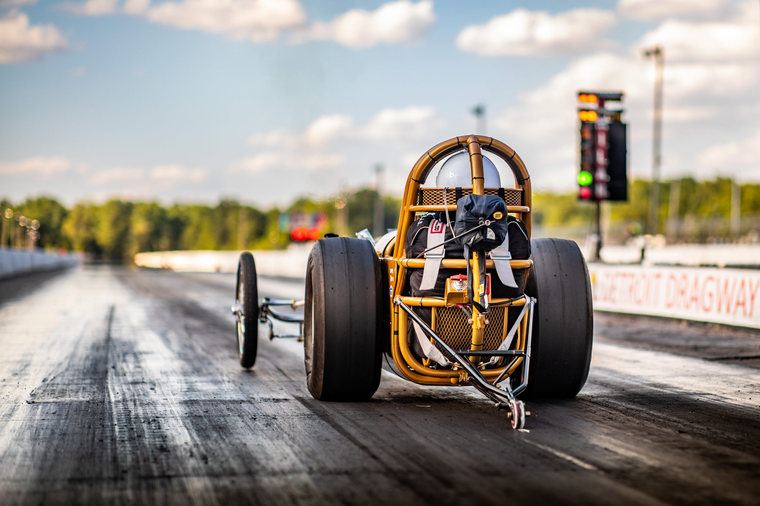 Nostalgic straight-line racers keep Detroit's drag strip flame alive ...