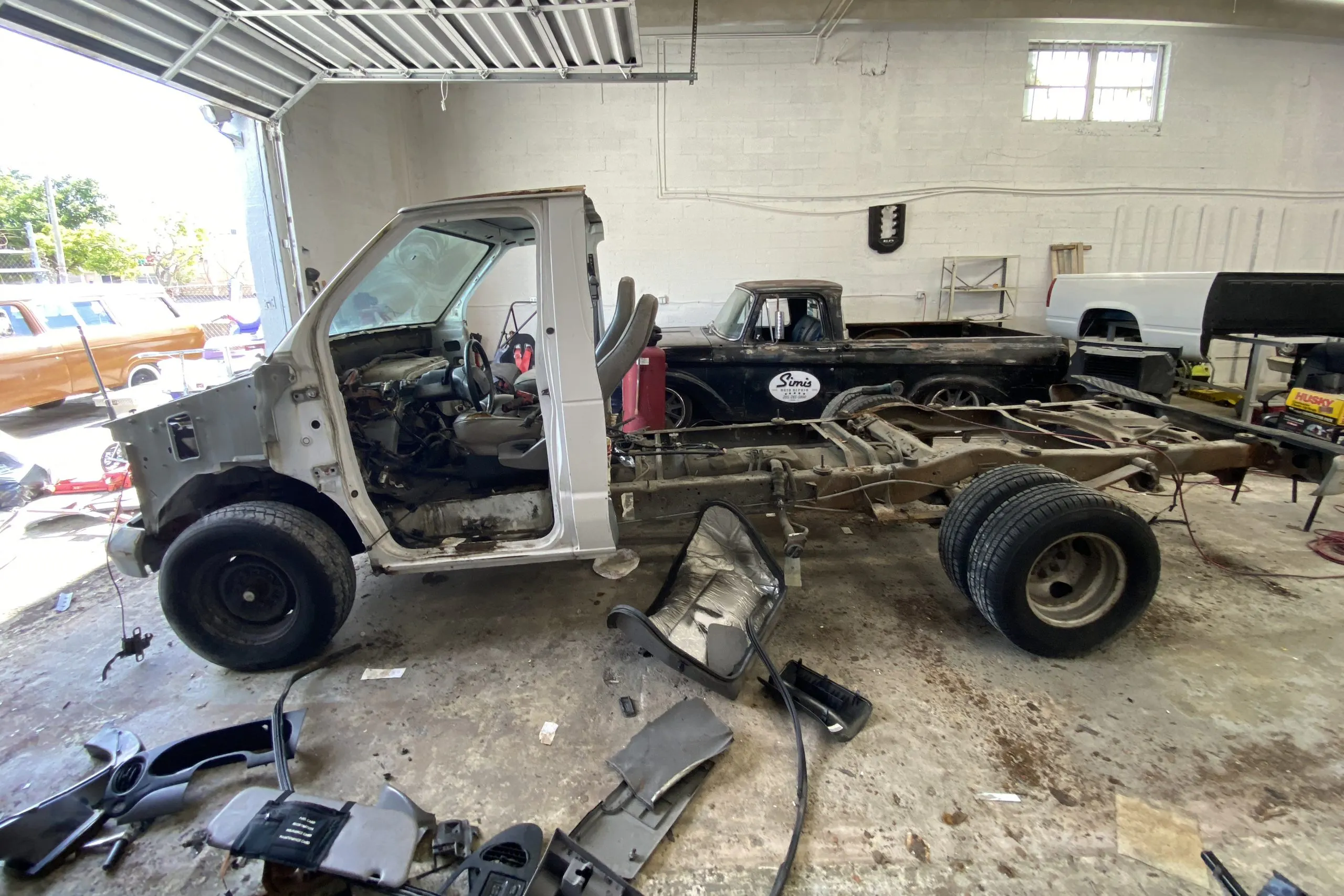 Watch this E350 Ford van get hacked down for a pickup chassis swap ...