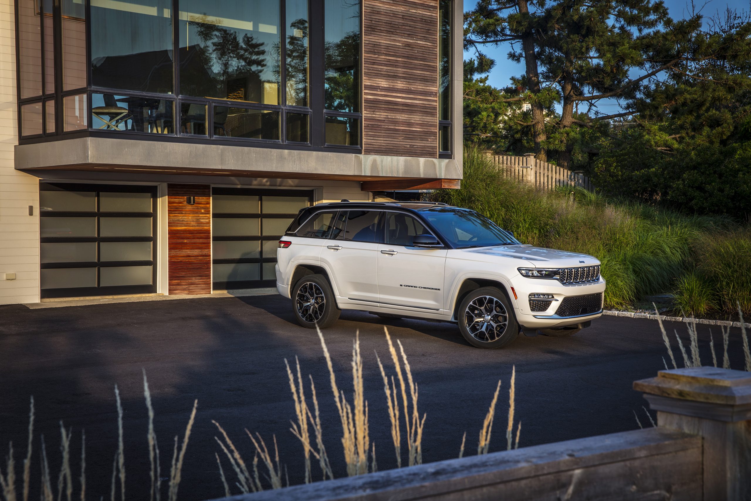 Now with hybrid option, Jeep’s '22 Grand Cherokee courts upmarket ...