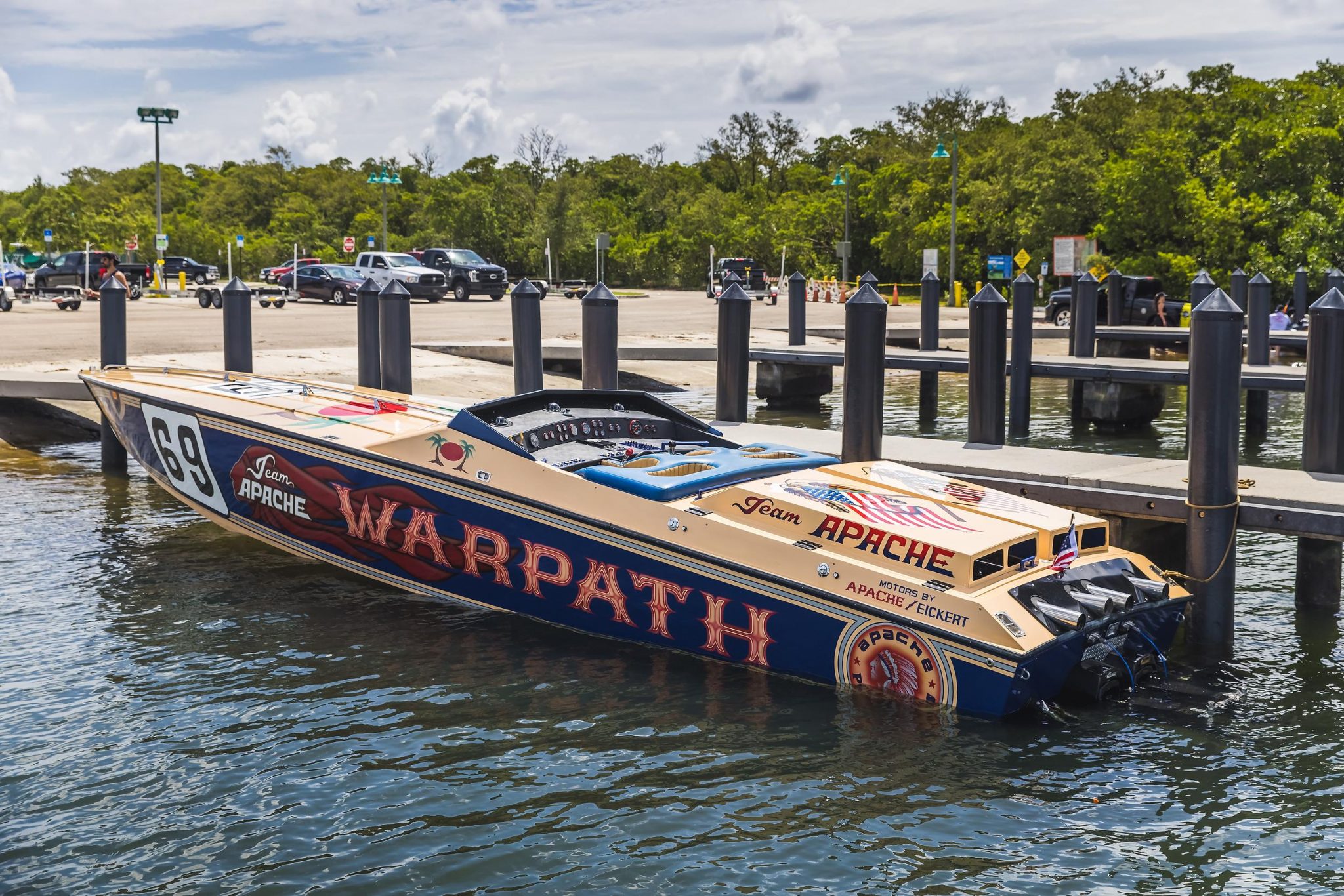This 41-foot 1984 Apache race boat sold for $401K—here’s why it’s ...