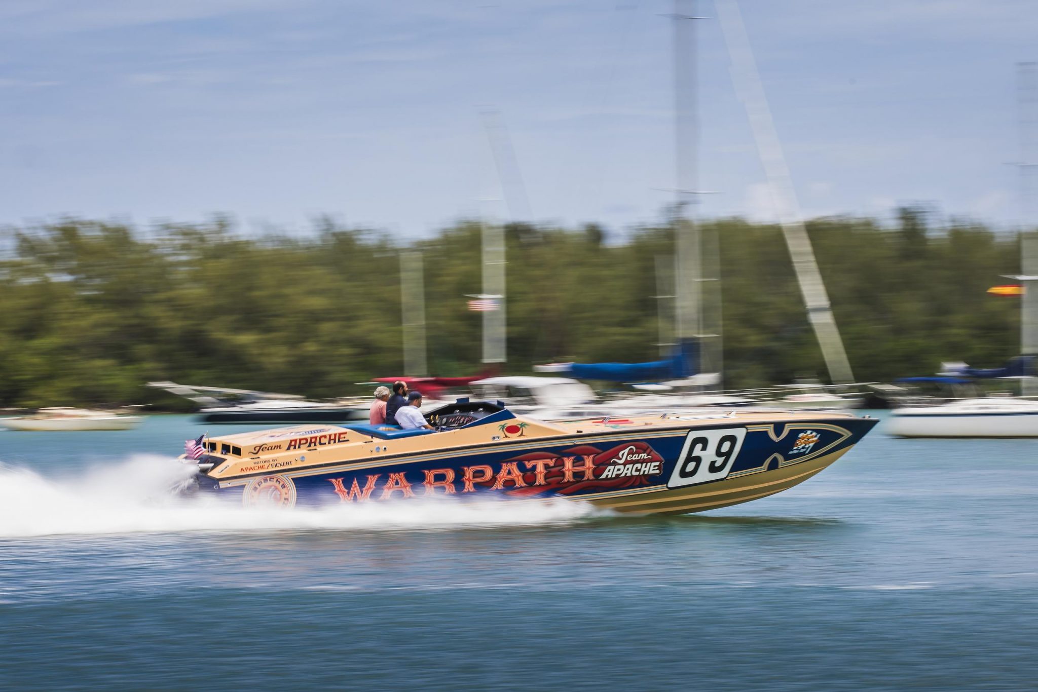 This 41-foot 1984 Apache race boat sold for $401K—here’s why it’s ...