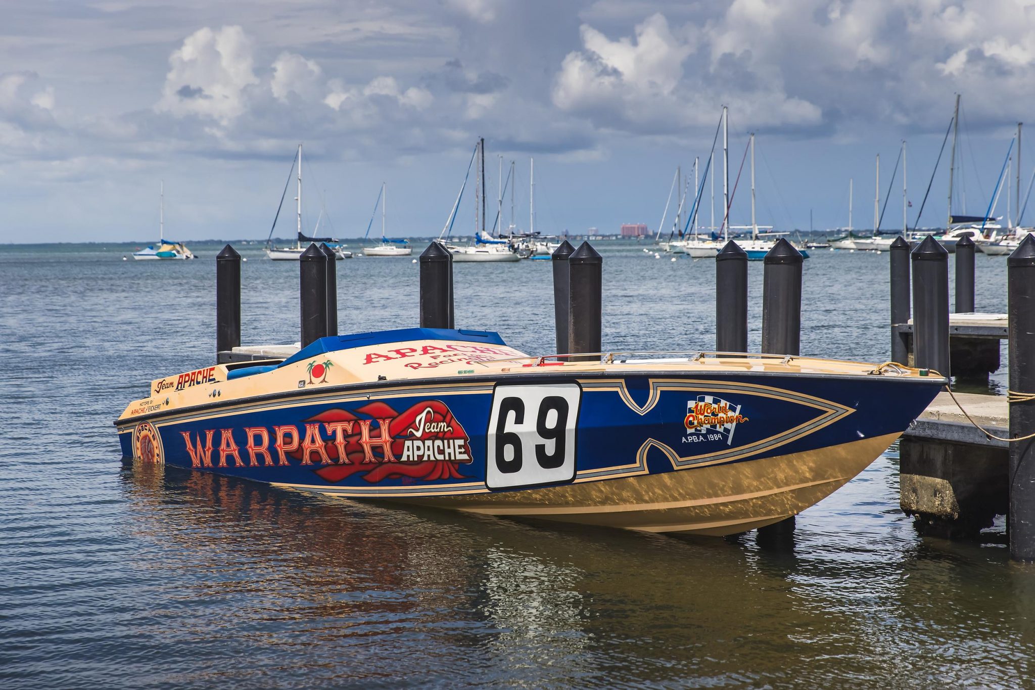 This 41-foot 1984 Apache race boat sold for $401K—here’s why it’s ...