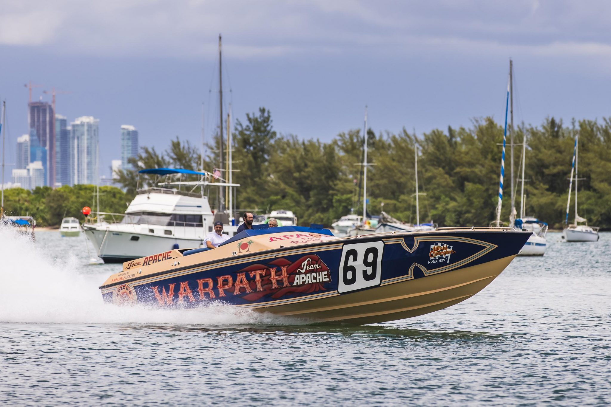 This 41-foot 1984 Apache race boat sold for $401K—here’s why it’s ...