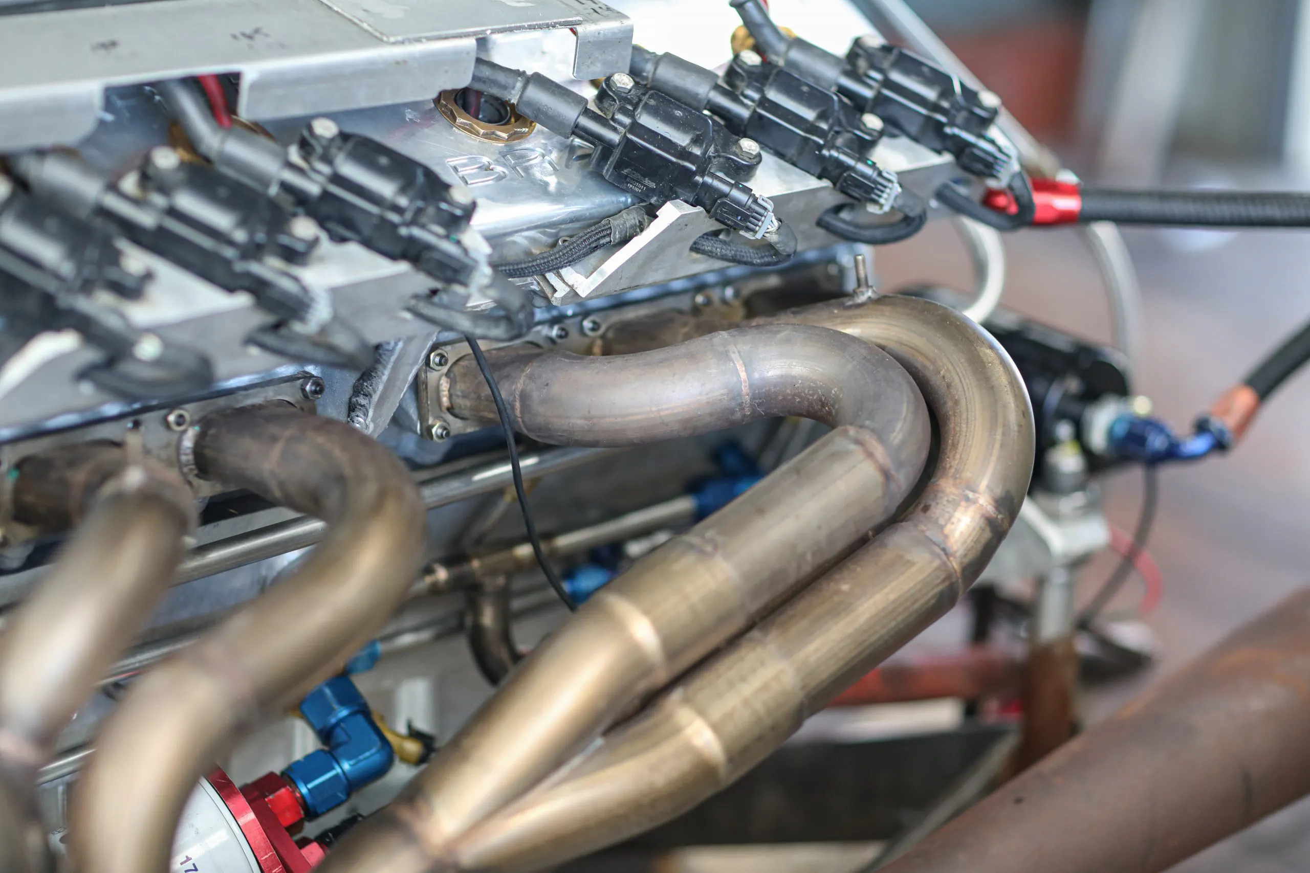 The mad machinists who built a 920-hp V-12 nearly from scratch ...
