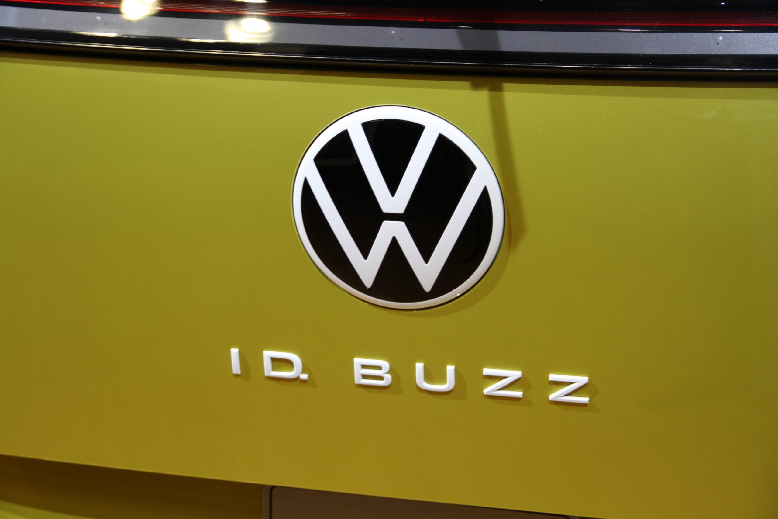 Even on the auto-show floor, VW’s quirky ID. Buzz brings out your inner ...