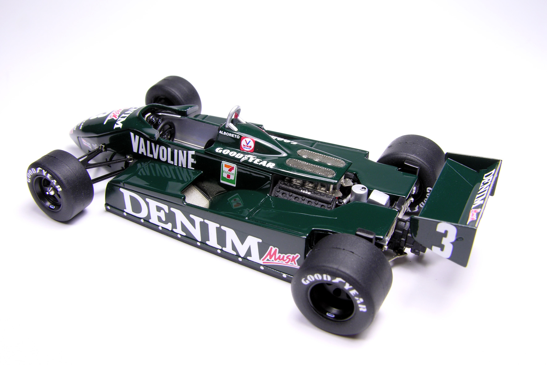 Model Citizen: For 40 years, Luca Tameo has realized F1 in miniature ...