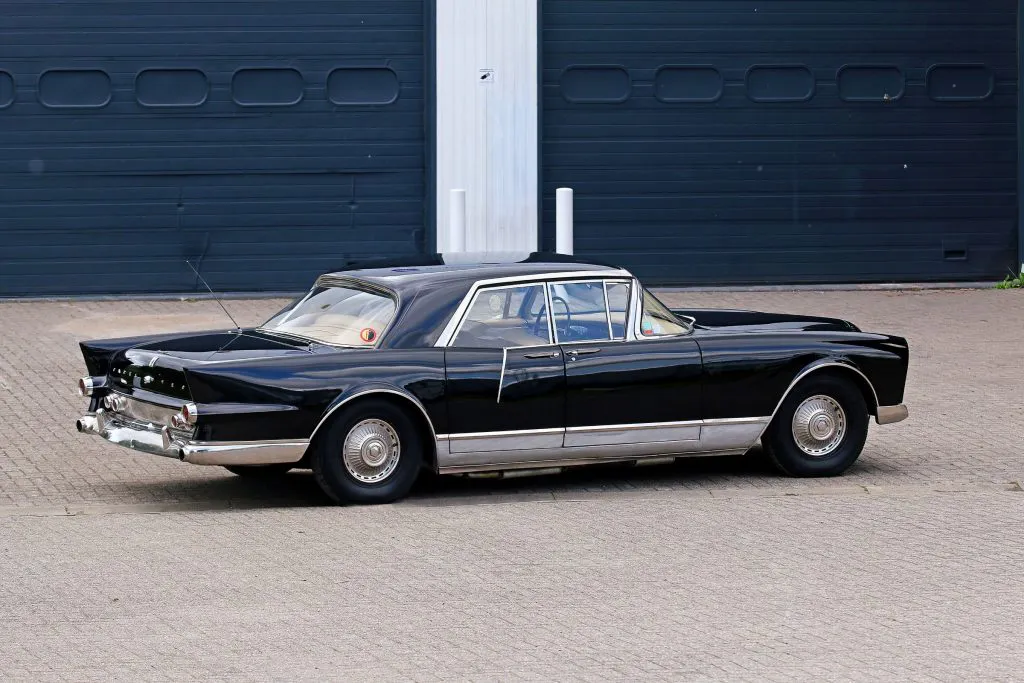 The coolest cats of the ’50s drove this extinct Chrysler-powered car ...