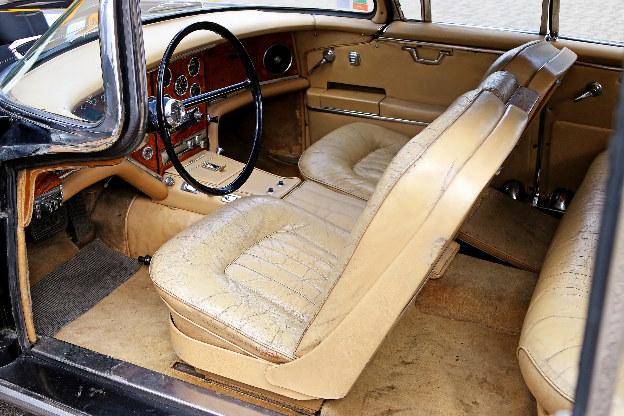 The coolest cats of the ’50s drove this extinct Chrysler-powered car ...