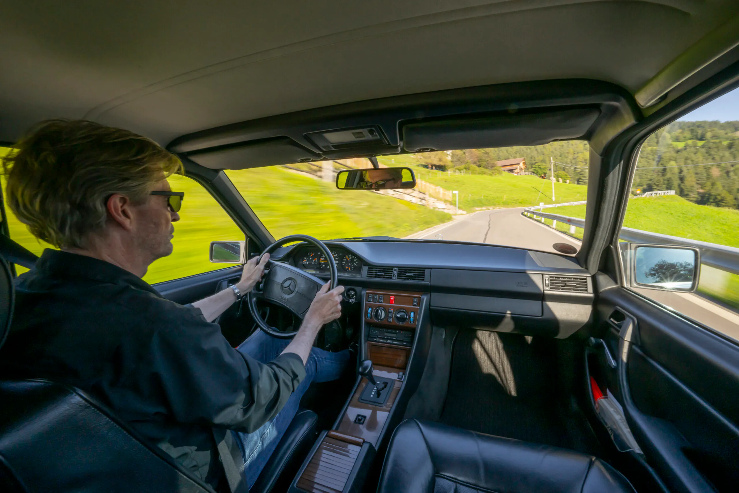 Mercedes-Benz W124: The "Engineer's E-Class" takes on the Alps ...
