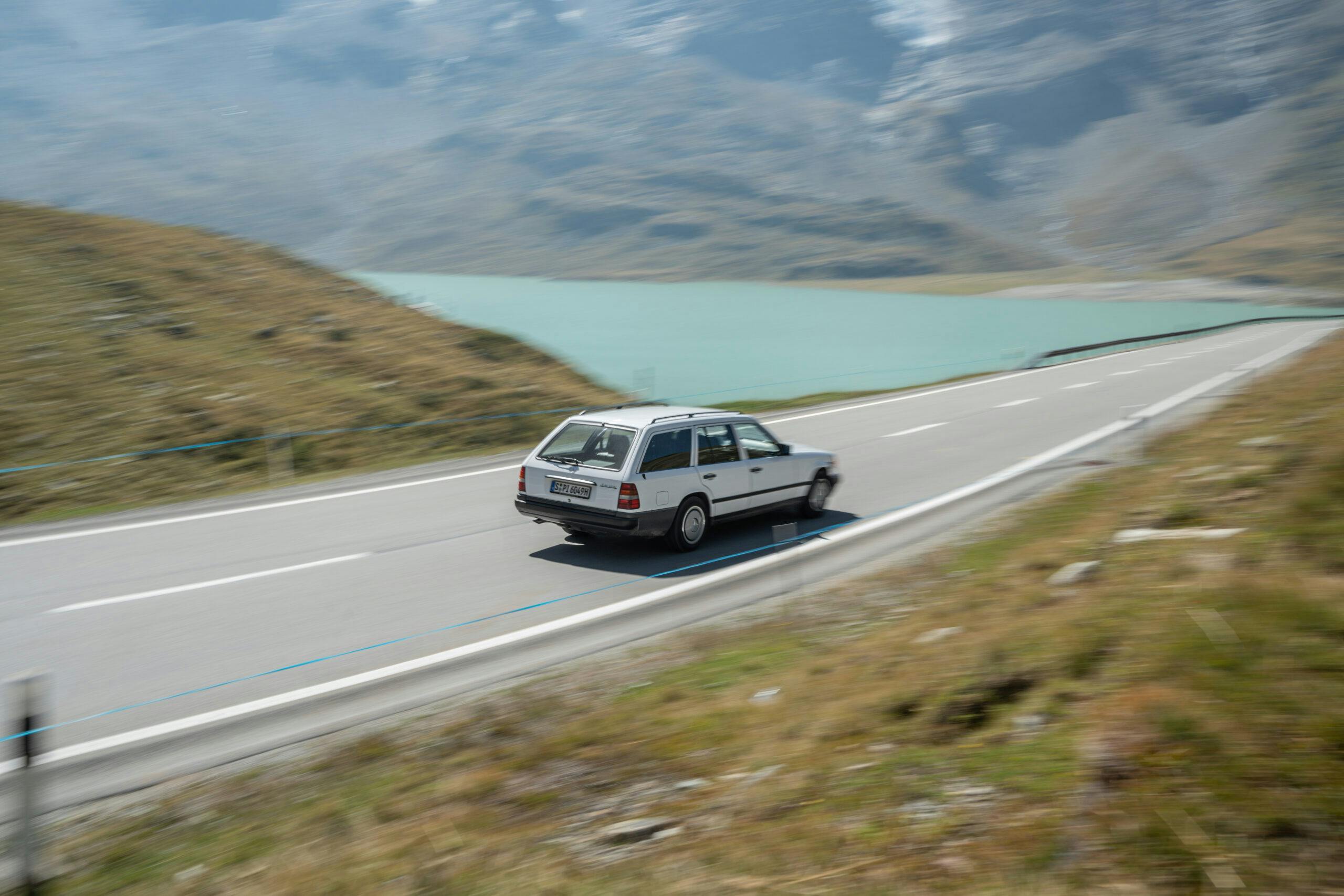 Mercedes-Benz W124: The "Engineer's E-Class" takes on the Alps ...