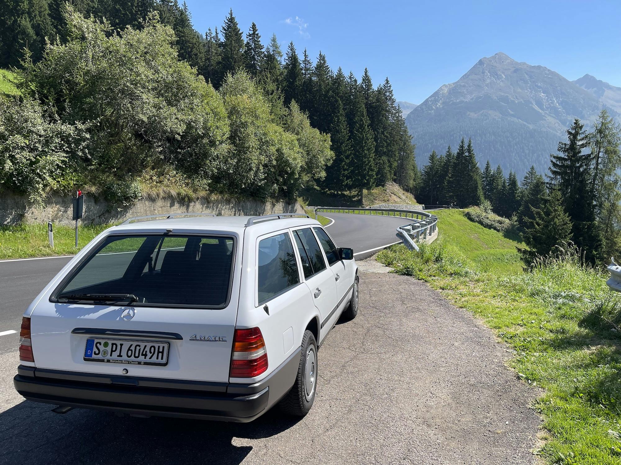 Mercedes-Benz W124: The "Engineer's E-Class" takes on the Alps ...