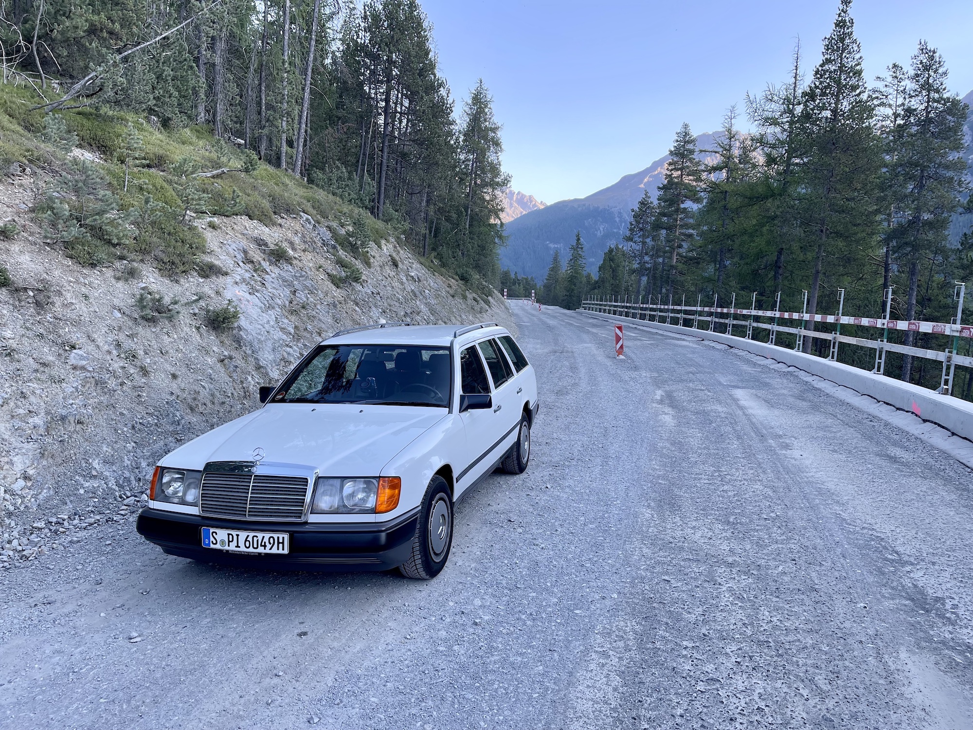 Mercedes-Benz W124: The "Engineer's E-Class" takes on the Alps ...