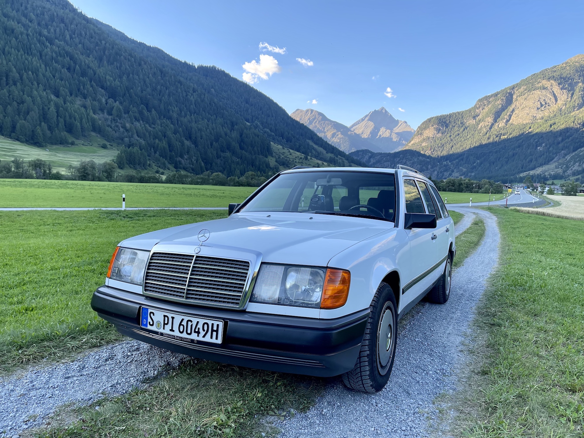 Mercedes-Benz W124: The "Engineer's E-Class" takes on the Alps ...
