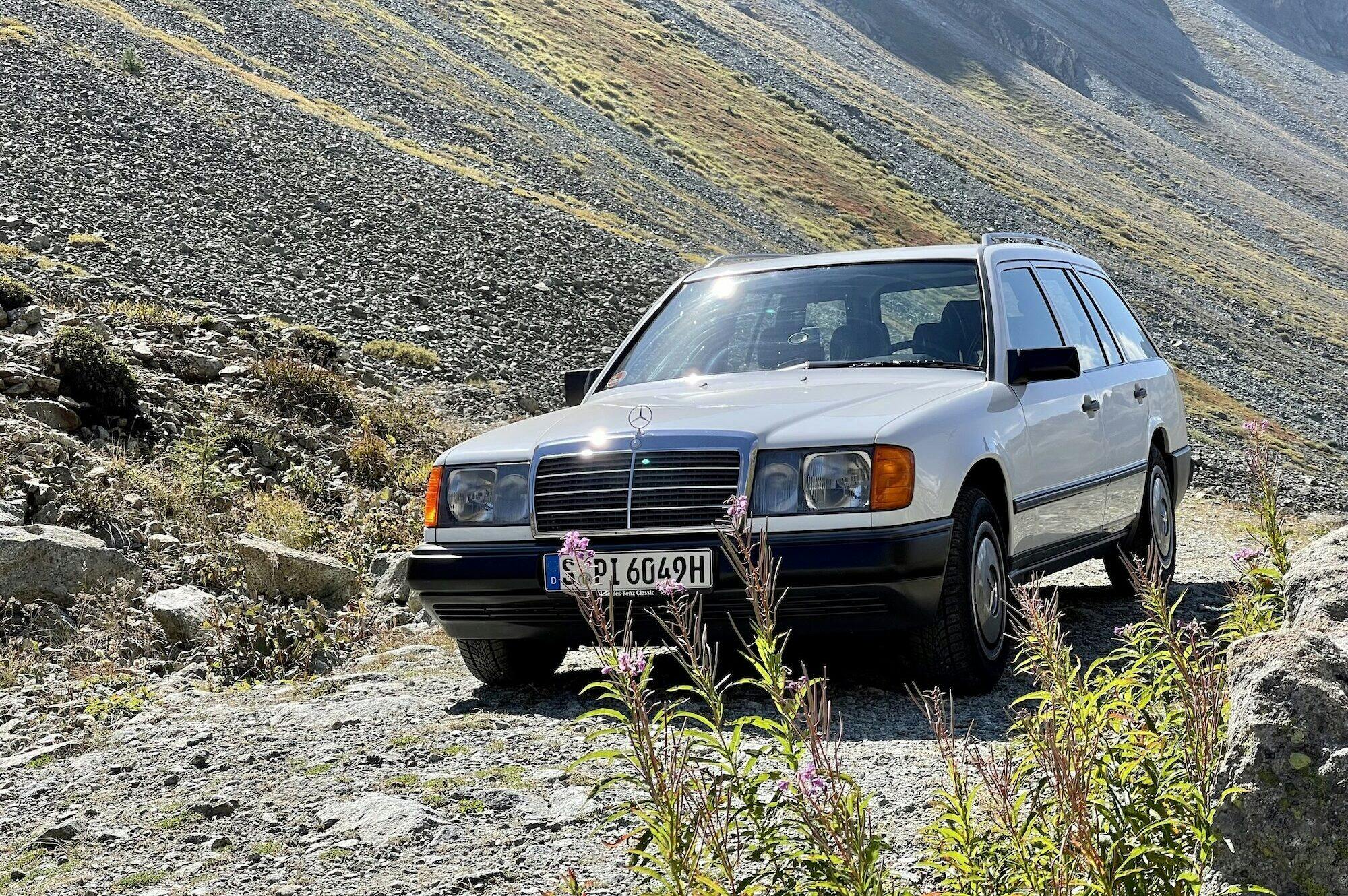 Mercedes-Benz W124: The "Engineer's E-Class" takes on the Alps ...