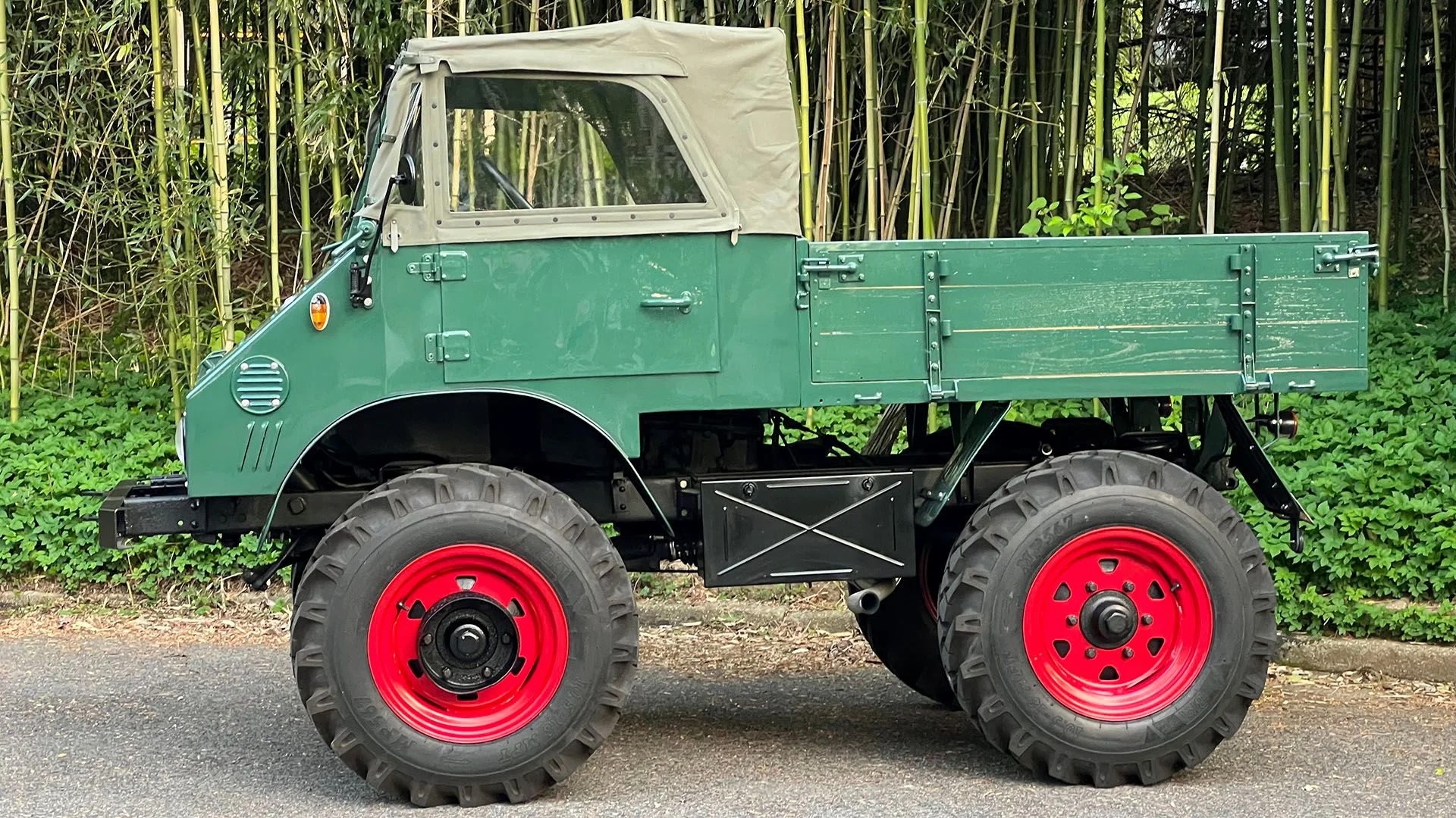 This 1959 Mercedes-Benz U411 Unimog Is a Farmer’s Dream Machine ...