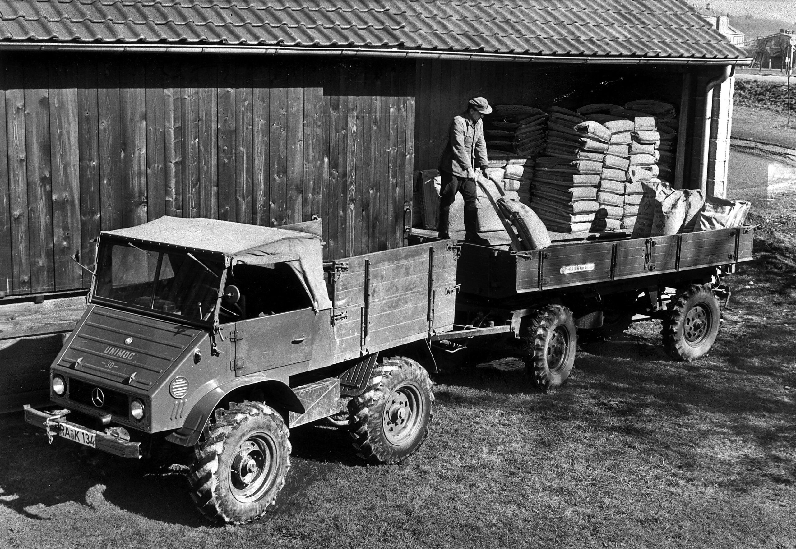 This 1959 Mercedes-Benz U411 Unimog Is a Farmer’s Dream Machine ...