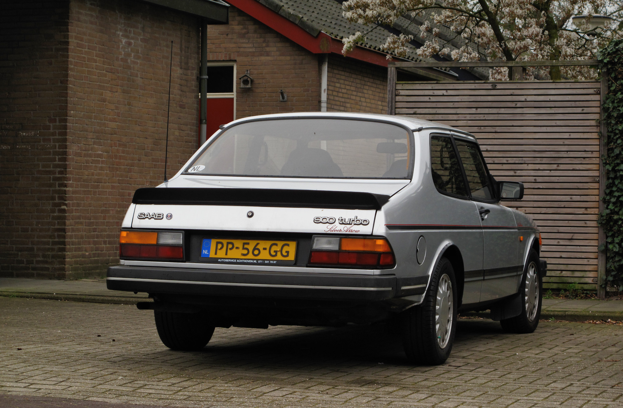 9 out of 10 Hipsters Agree: The 1987–93 Saab 900 Turbo Is a Sweet ...