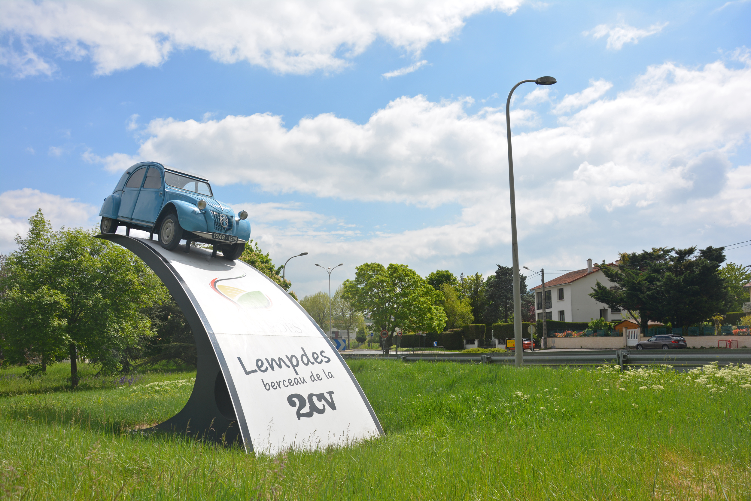 Here's Why There's a Citroen 2CV Roadside Attraction in Central France ...