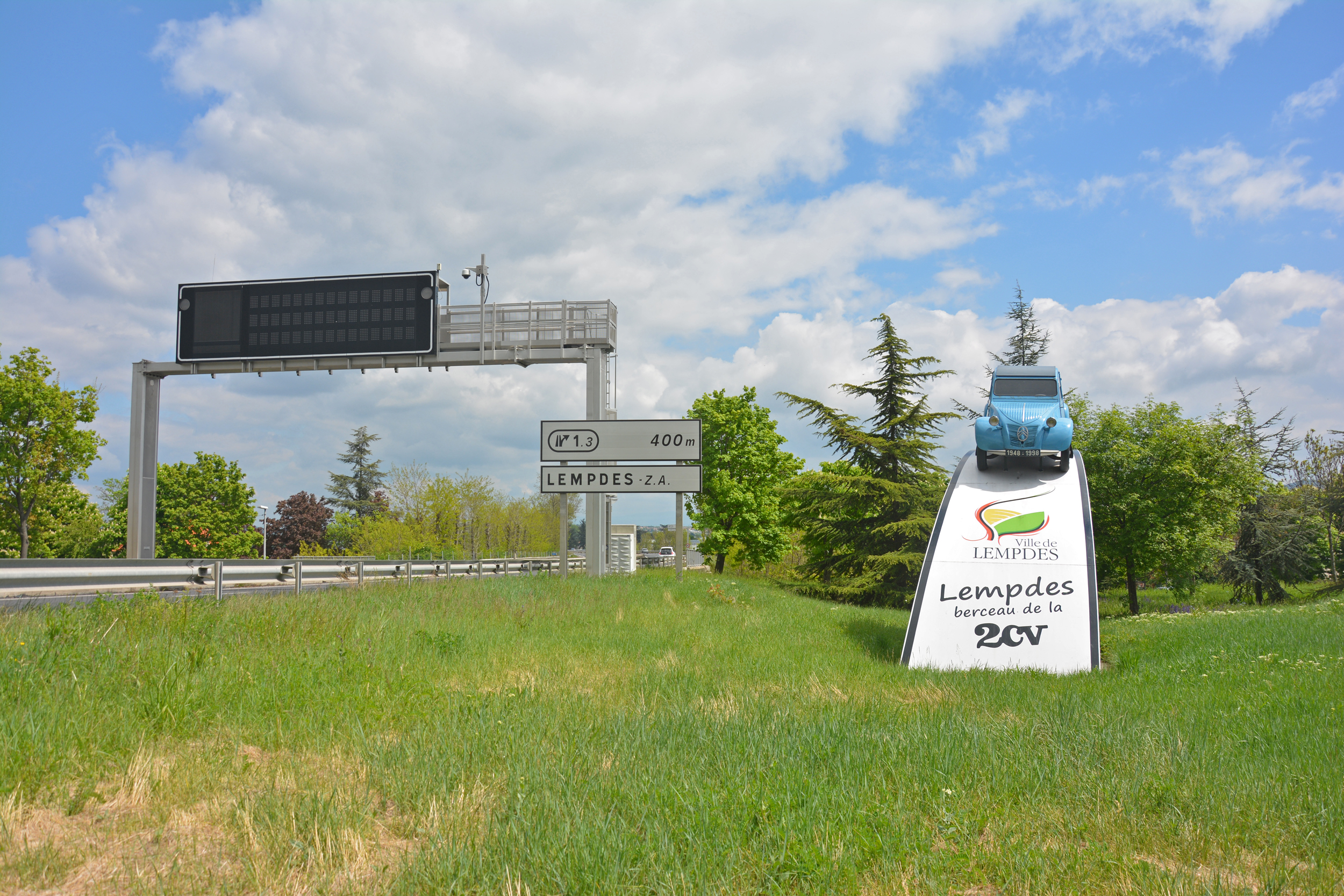 Here's Why There's a Citroen 2CV Roadside Attraction in Central France ...