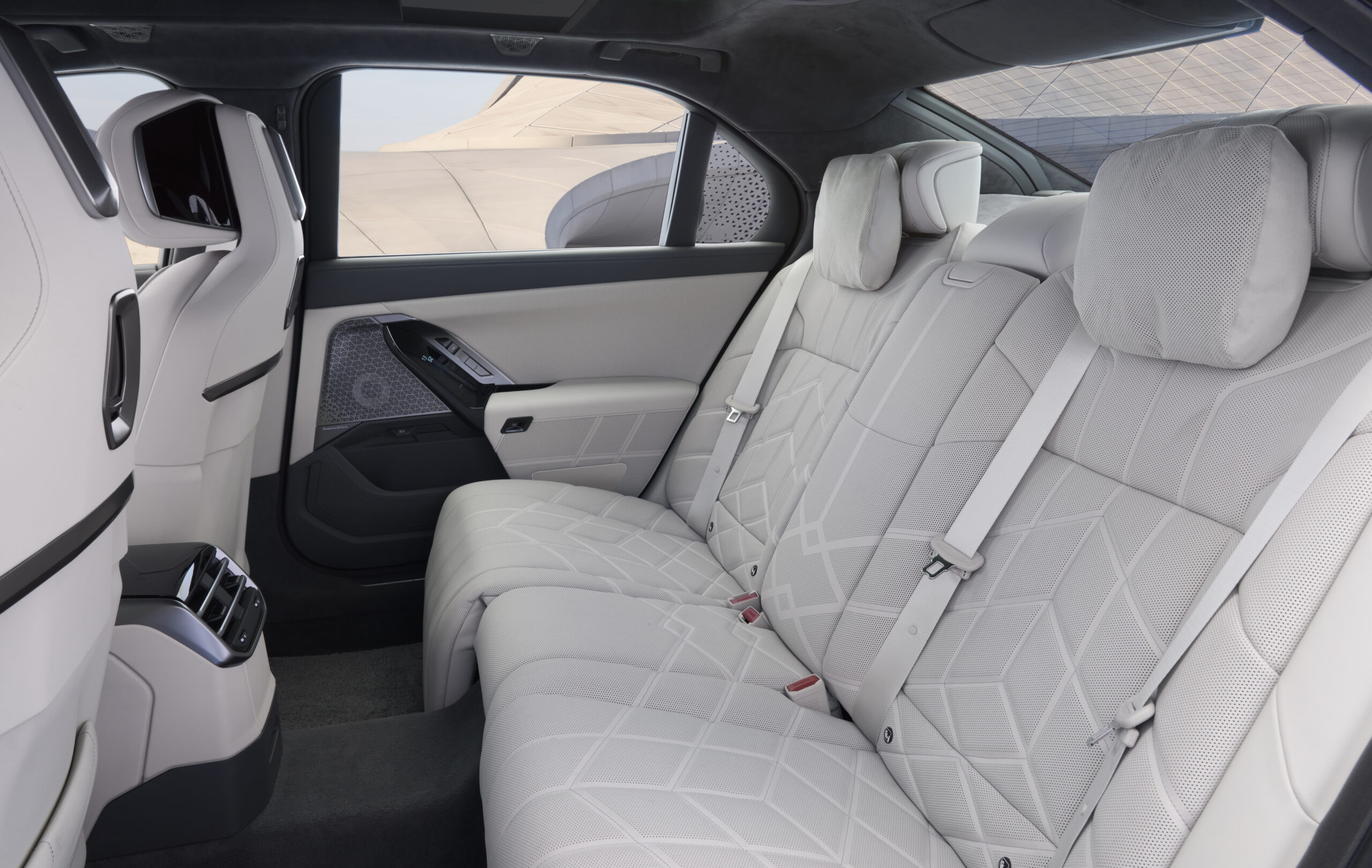 BMW 7 Series Unveiled with Streamlined Styling and Tons of Tech ...